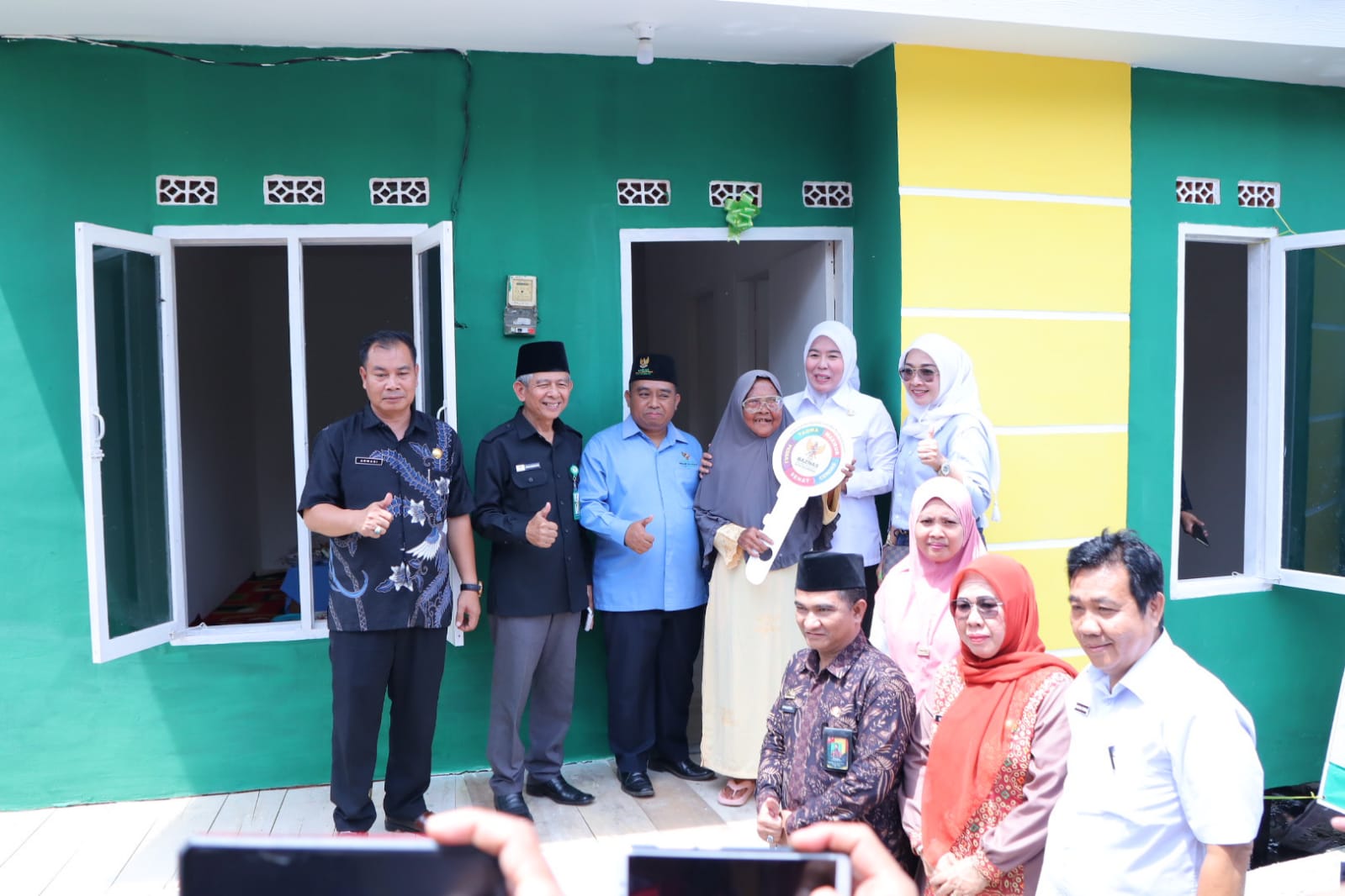 InfoPublik - Wawako Palembang Serahkan Kunci Bedah Rumah InfoPublik - Wawako Palembang Serahkan Kunci Bedah Rumah
